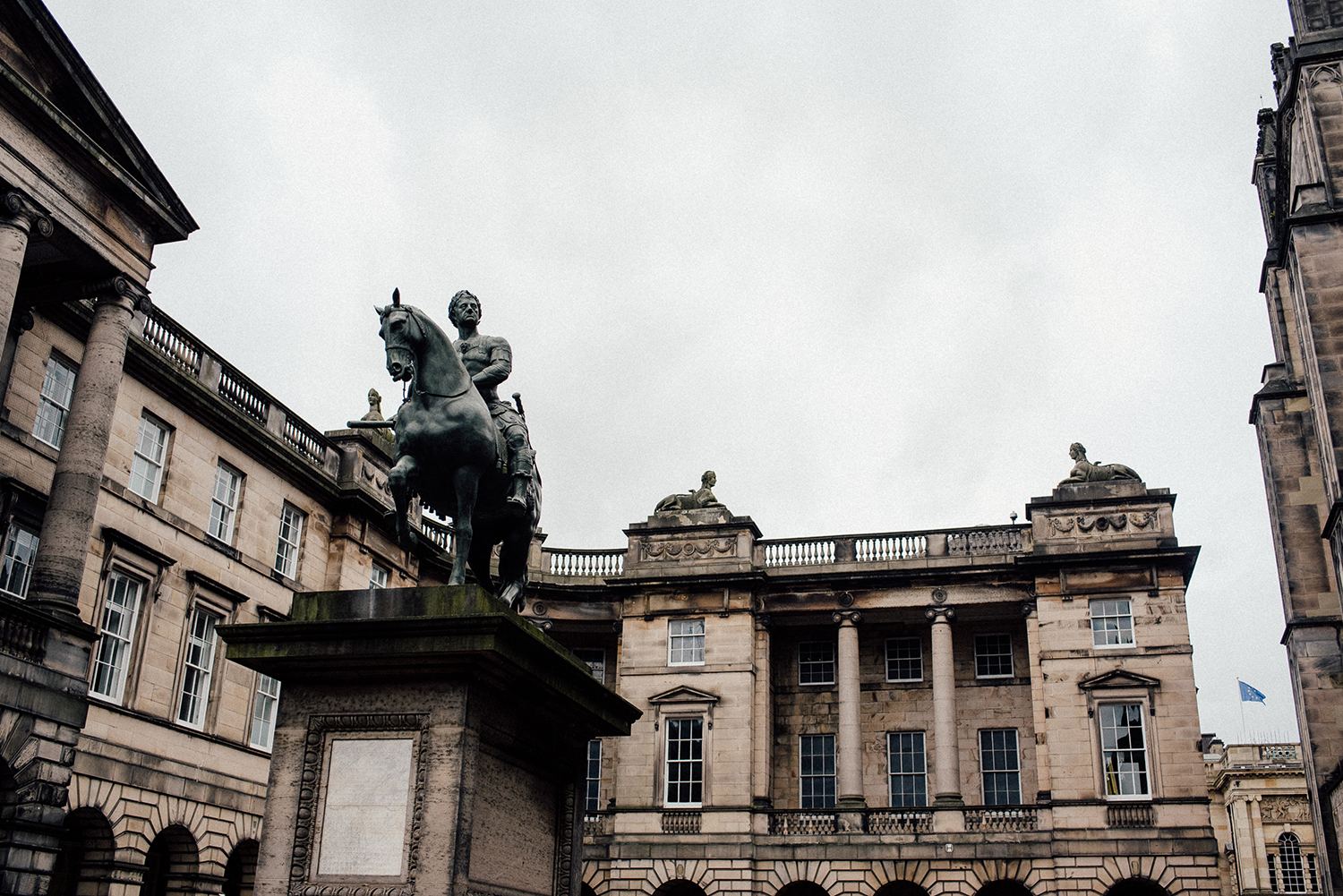 Eloping in Style: Edinburgh City Chambers Wedding | Real Stories